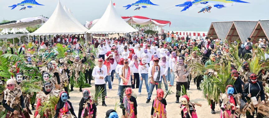 Kalianda Kite Festival III Resmi Dibuka, Diwarnai Tari Tuping Massal ...