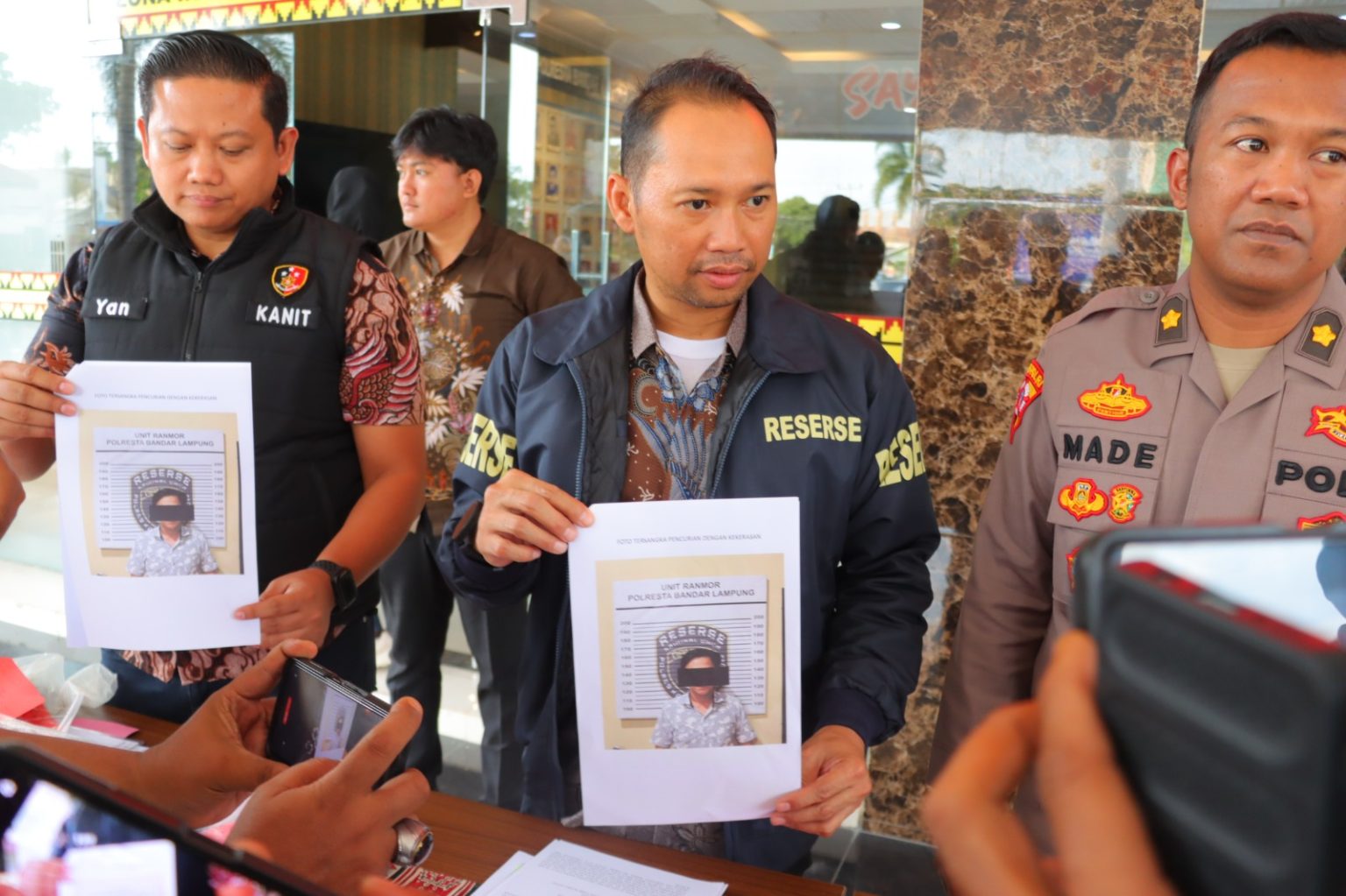 Aniaya dan Rampas Ponsel Milik Pengunjung Konter HP, Pria 24 Tahun di ...